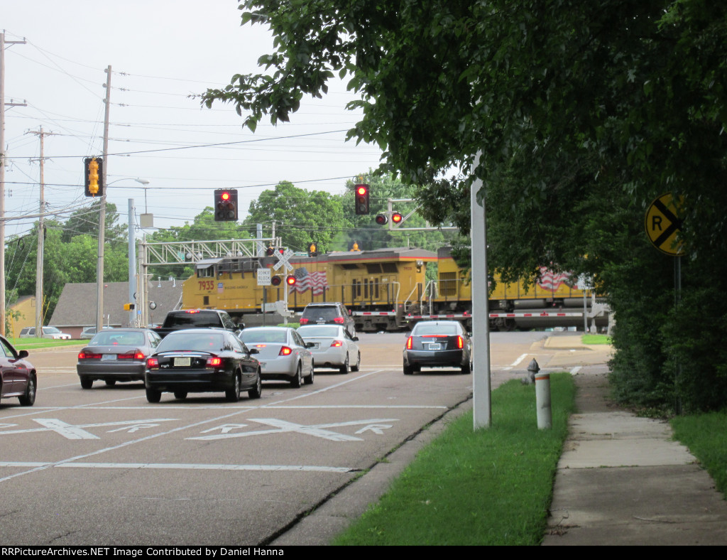 UP ES44AC leads NS 23N